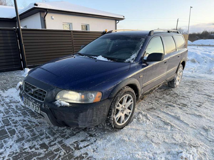 White Volvo XC70 2009 in Vilnius, with an engine capacity of 2.40 L and mileage of 336 thousand km for 4750 €, photo 1 on AUTOMOTO.COM.LV