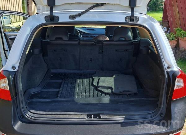 Balts Volvo XC70 2009 Valka, ar dzinēja tilpumu 2.40 L un nobraukumu 405 tūkst. km par 4600 €, foto 10 vietnē AUTOMOTO.COM.LV