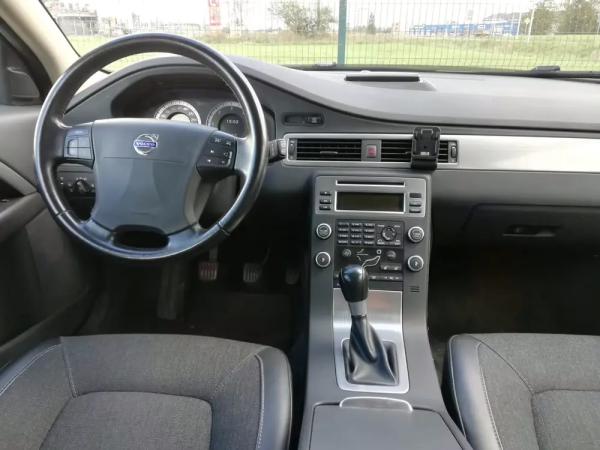 Balts Volvo XC70 2009 Saldus, ar dzinēja tilpumu 2.40 L un nobraukumu 332 tūkst. km par 7800 €, foto 8 vietnē AUTOMOTO.COM.LV