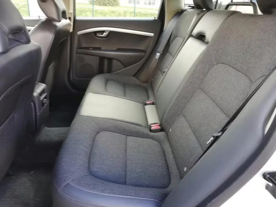 Balts Volvo XC70 2009 Saldus, ar dzinēja tilpumu 2.40 L un nobraukumu 332 tūkst. km par 7800 €, foto 10 vietnē AUTOMOTO.COM.LV