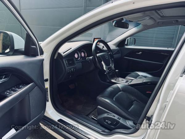White Volvo XC70 2009 in Tallinn, with an engine capacity of 2.40 L and mileage of 440 thousand km for 5999 €, photo 8 on AUTOMOTO.COM.LV