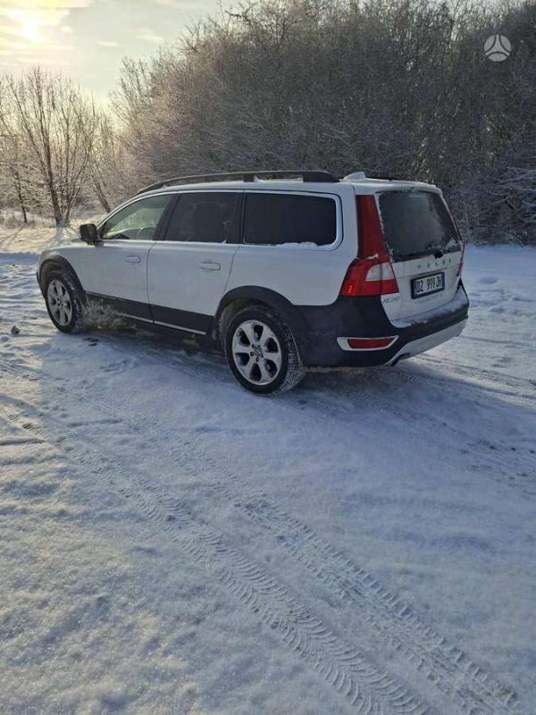 White Volvo XC70 2010 in Kaunas, with an engine capacity of 2.40 L and mileage of 330 thousand km for 5800 €, photo 4 on AUTOMOTO.COM.LV