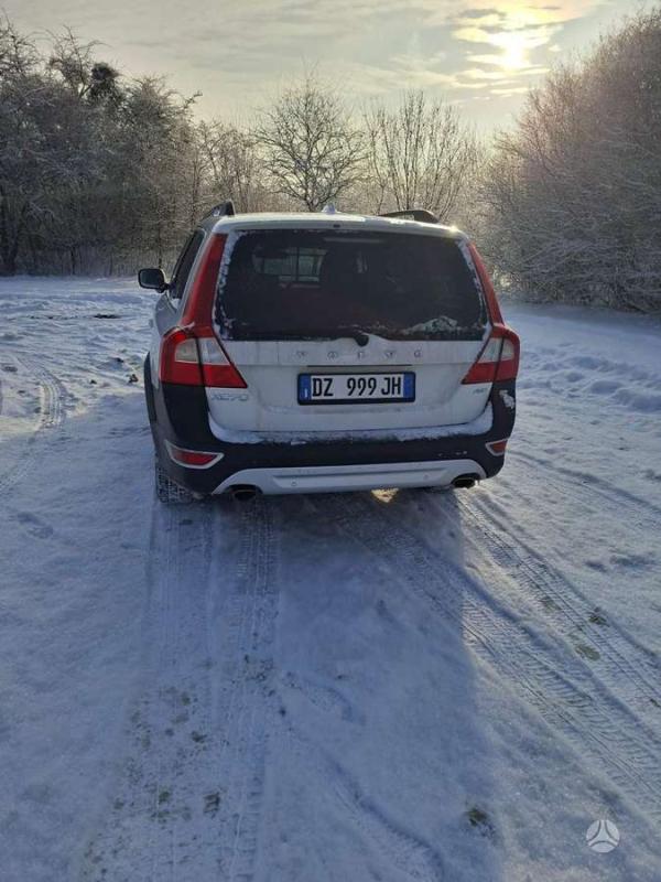 White Volvo XC70 2010 in Kaunas, with an engine capacity of 2.40 L and mileage of 330 thousand km for 5800 €, photo 5 on AUTOMOTO.COM.LV
