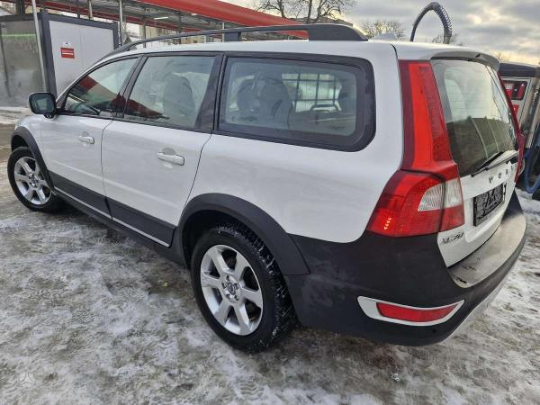 White Volvo XC70 2010 in Vilnius, with an engine capacity of 2.40 L and mileage of 233 thousand km for 7700 €, photo 3 on AUTOMOTO.COM.LV