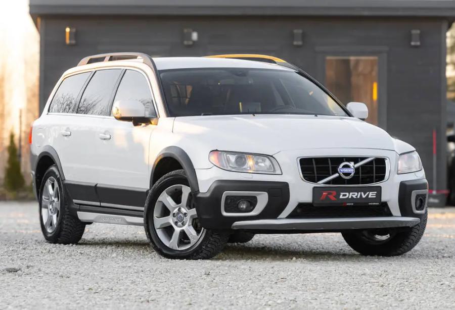 Balts Volvo XC70 2010 Jelgava, ar dzinēja tilpumu 2.40 L un nobraukumu 342 tūkst. km par 6500 €, foto 1 vietnē AUTOMOTO.COM.LV