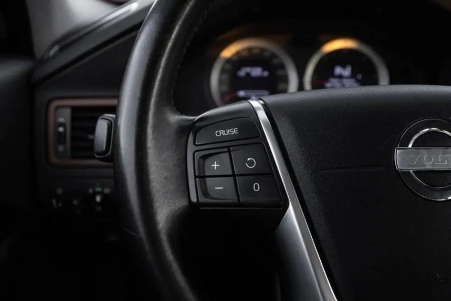 Balts Volvo XC70 2010 Jelgava, ar dzinēja tilpumu 2.40 L un nobraukumu 342 tūkst. km par 6500 €, foto 12 vietnē AUTOMOTO.COM.LV