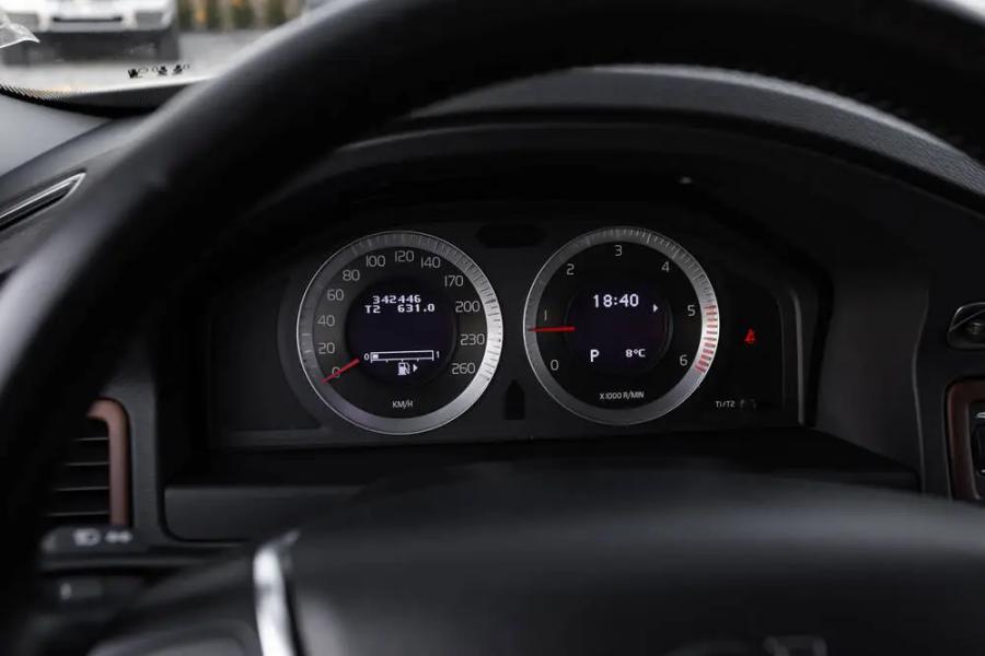 Balts Volvo XC70 2010 Jelgava, ar dzinēja tilpumu 2.40 L un nobraukumu 342 tūkst. km par 6500 €, foto 16 vietnē AUTOMOTO.COM.LV