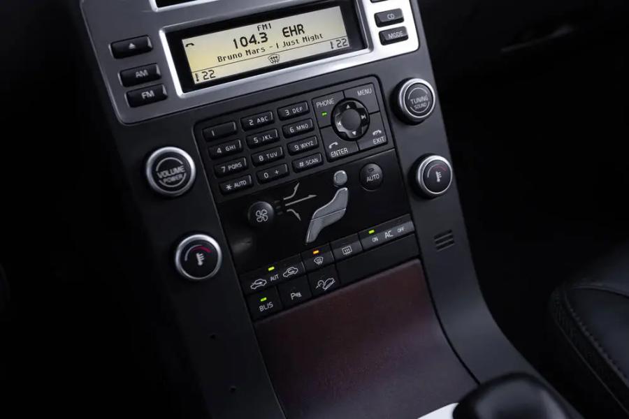 Balts Volvo XC70 2010 Jelgava, ar dzinēja tilpumu 2.40 L un nobraukumu 342 tūkst. km par 6500 €, foto 18 vietnē AUTOMOTO.COM.LV