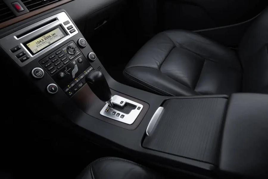 Balts Volvo XC70 2010 Jelgava, ar dzinēja tilpumu 2.40 L un nobraukumu 342 tūkst. km par 6500 €, foto 19 vietnē AUTOMOTO.COM.LV