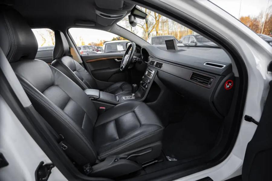 Balts Volvo XC70 2010 Jelgava, ar dzinēja tilpumu 2.40 L un nobraukumu 342 tūkst. km par 6500 €, foto 22 vietnē AUTOMOTO.COM.LV
