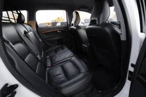 Balts Volvo XC70 2010 Jelgava, ar dzinēja tilpumu 2.40 L un nobraukumu 342 tūkst. km par 6500 €, foto 23 vietnē AUTOMOTO.COM.LV
