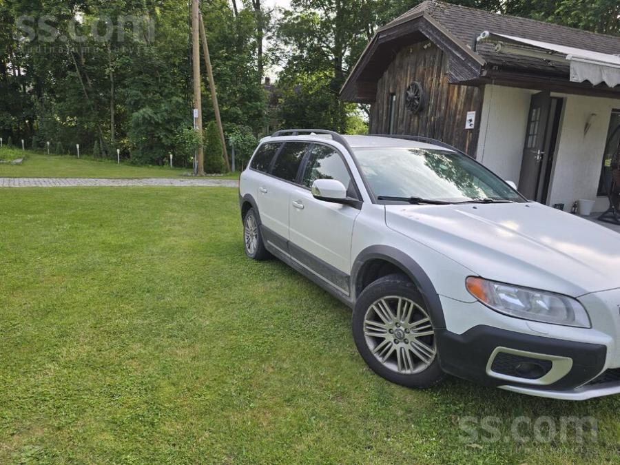 White Volvo XC70 2011 in Riga, with an engine capacity of 2.40 L and mileage of 600 thousand km for 3000 €, photo 1 on AUTOMOTO.COM.LV