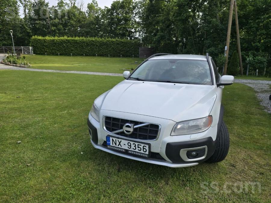 White Volvo XC70 2011 in Riga, with an engine capacity of 2.40 L and mileage of 600 thousand km for 3000 €, photo 3 on AUTOMOTO.COM.LV