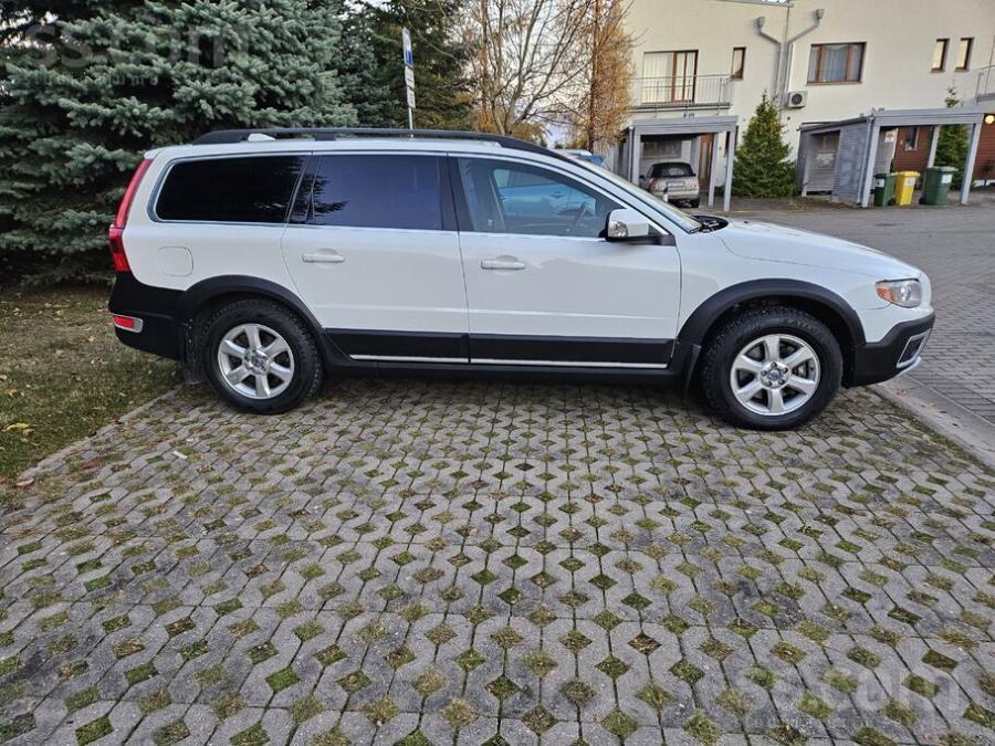 White Volvo XC70 2011 in Jurmala, with an engine capacity of 2.40 L and mileage of 319 thousand km for 6990 €, photo 4 on AUTOMOTO.COM.LV