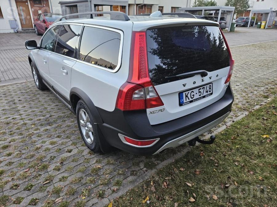 White Volvo XC70 2011 in Jurmala, with an engine capacity of 2.40 L and mileage of 319 thousand km for 6990 €, photo 5 on AUTOMOTO.COM.LV