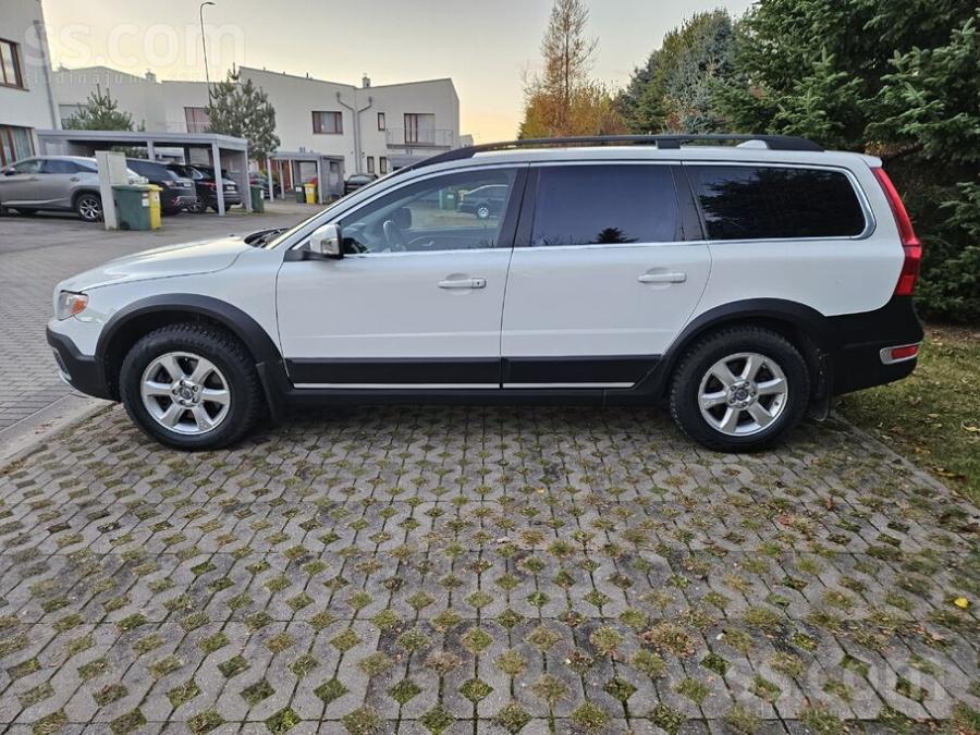 White Volvo XC70 2011 in Jurmala, with an engine capacity of 2.40 L and mileage of 319 thousand km for 6990 €, photo 6 on AUTOMOTO.COM.LV