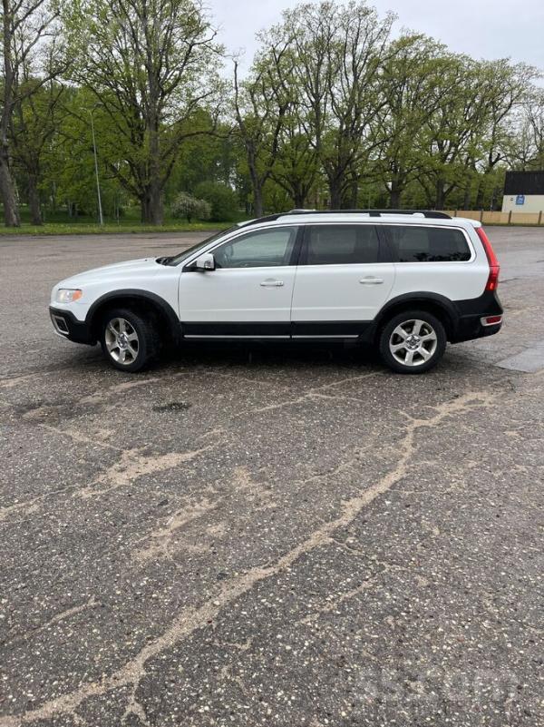 Balts Volvo XC70 2011 Valmiera, ar dzinēja tilpumu 2.40 L un nobraukumu 0 tūkst. km par 6150 €, foto 5 vietnē AUTOMOTO.COM.LV