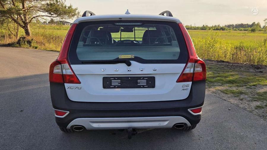 Balts Volvo XC70 2011 Panevēža, ar dzinēja tilpumu 2.40 L un nobraukumu 400 tūkst. km par 7450 €, foto 6 vietnē AUTOMOTO.COM.LV