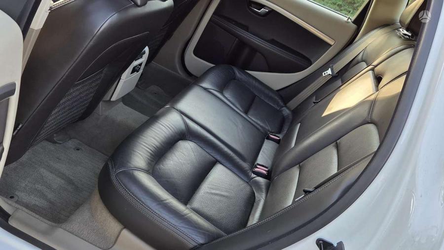 Balts Volvo XC70 2011 Panevēža, ar dzinēja tilpumu 2.40 L un nobraukumu 400 tūkst. km par 7450 €, foto 16 vietnē AUTOMOTO.COM.LV