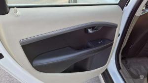 Balts Volvo XC70 2011 Panevēža, ar dzinēja tilpumu 2.40 L un nobraukumu 400 tūkst. km par 7450 €, foto 18 vietnē AUTOMOTO.COM.LV
