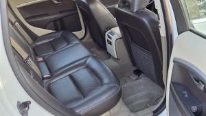 Balts Volvo XC70 2011 Panevēža, ar dzinēja tilpumu 2.40 L un nobraukumu 400 tūkst. km par 7450 €, foto 19 vietnē AUTOMOTO.COM.LV