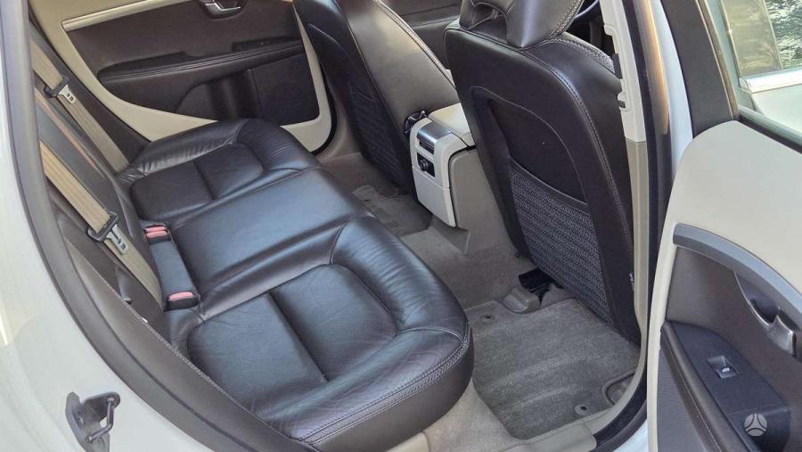 Balts Volvo XC70 2011 Panevēža, ar dzinēja tilpumu 2.40 L un nobraukumu 400 tūkst. km par 7450 €, foto 19 vietnē AUTOMOTO.COM.LV