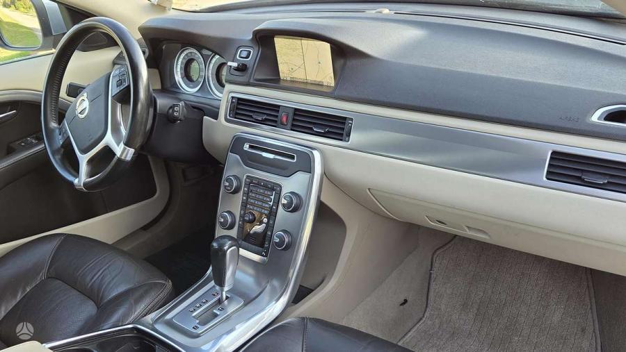 Balts Volvo XC70 2011 Panevēža, ar dzinēja tilpumu 2.40 L un nobraukumu 400 tūkst. km par 7450 €, foto 22 vietnē AUTOMOTO.COM.LV