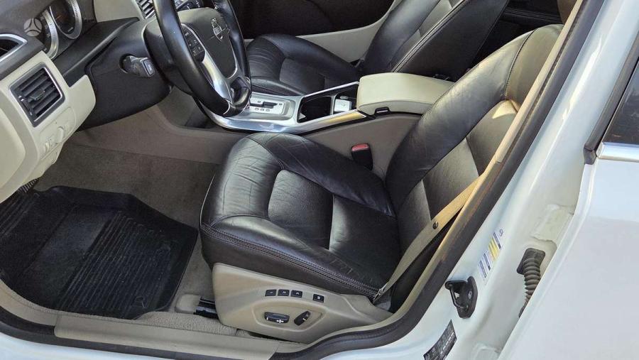 Balts Volvo XC70 2011 Panevēža, ar dzinēja tilpumu 2.40 L un nobraukumu 400 tūkst. km par 7450 €, foto 23 vietnē AUTOMOTO.COM.LV