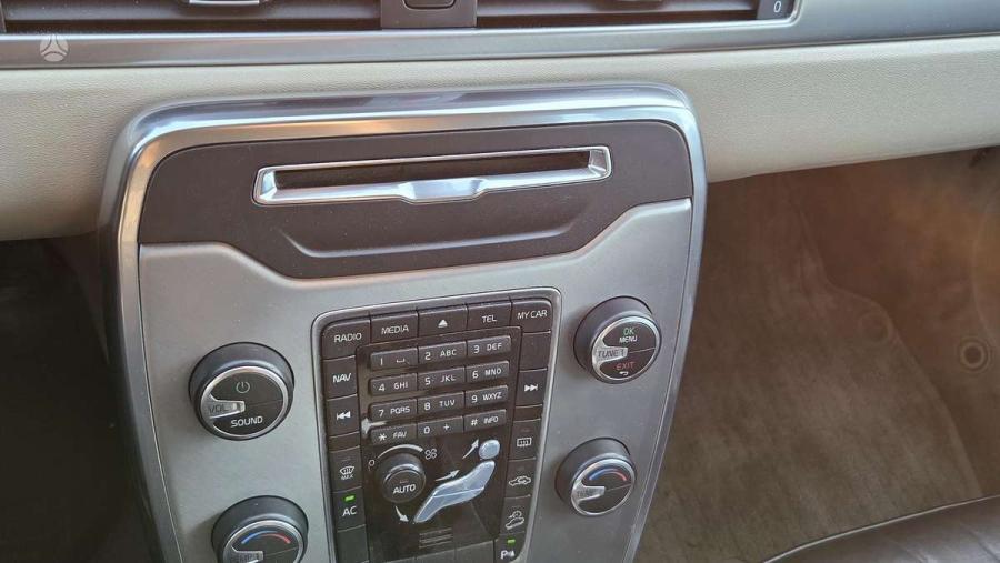 Balts Volvo XC70 2011 Panevēža, ar dzinēja tilpumu 2.40 L un nobraukumu 400 tūkst. km par 7450 €, foto 24 vietnē AUTOMOTO.COM.LV