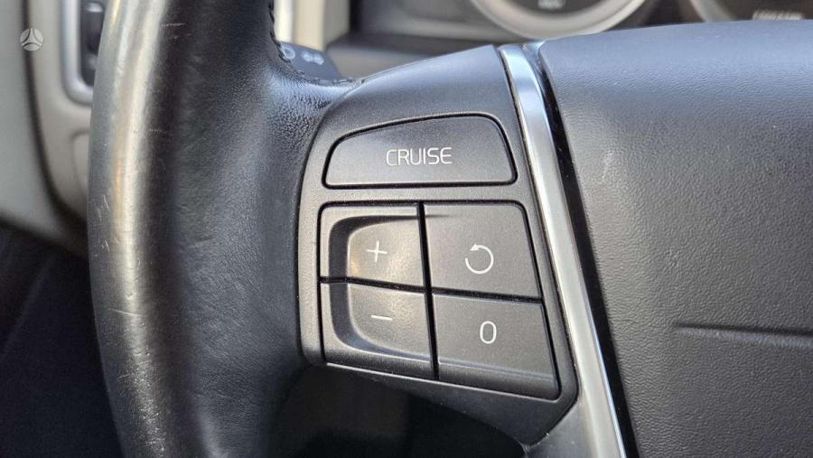 Balts Volvo XC70 2011 Panevēža, ar dzinēja tilpumu 2.40 L un nobraukumu 400 tūkst. km par 7450 €, foto 30 vietnē AUTOMOTO.COM.LV
