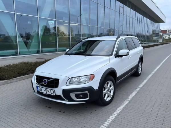 White Volvo XC70 2011 in Rezekne, with an engine capacity of 2.40 L and mileage of 332 thousand km for 7200 €, photo 1 on AUTOMOTO.COM.LV