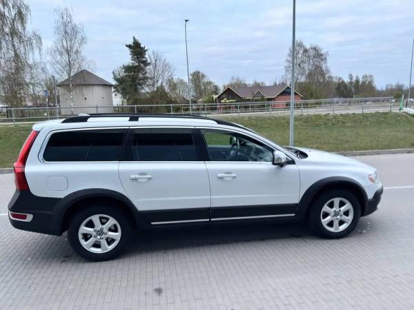 White Volvo XC70 2011 in Rezekne, with an engine capacity of 2.40 L and mileage of 332 thousand km for 7200 €, photo 3 on AUTOMOTO.COM.LV