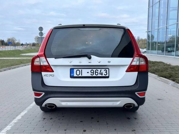 White Volvo XC70 2011 in Rezekne, with an engine capacity of 2.40 L and mileage of 332 thousand km for 7200 €, photo 5 on AUTOMOTO.COM.LV