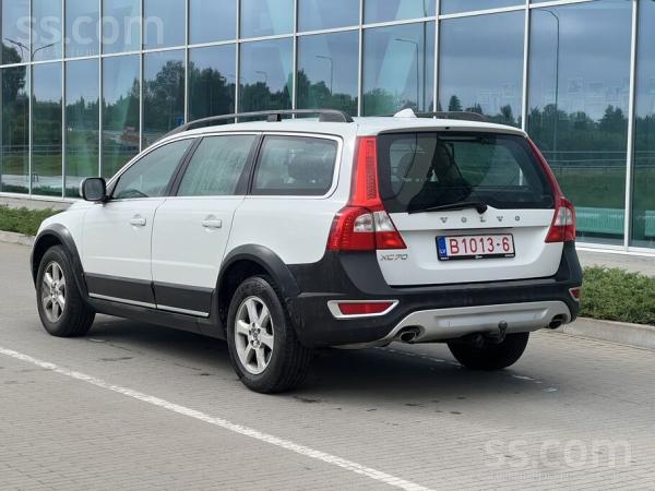 White Volvo XC70 2011 in Rezekne, with an engine capacity of 2.40 L and mileage of 334 thousand km for 7850 €, photo 5 on AUTOMOTO.COM.LV