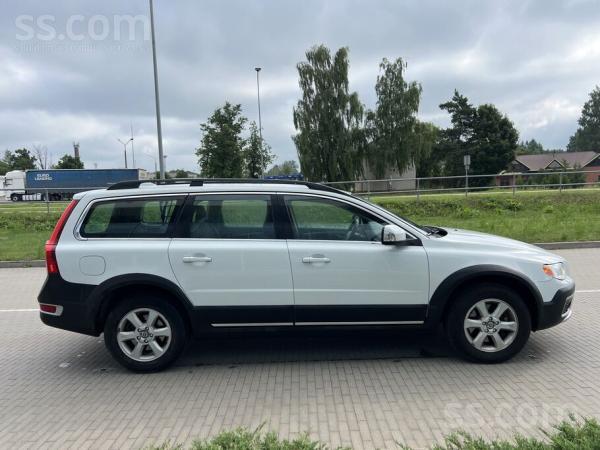 White Volvo XC70 2011 in Rezekne, with an engine capacity of 2.40 L and mileage of 334 thousand km for 7850 €, photo 7 on AUTOMOTO.COM.LV