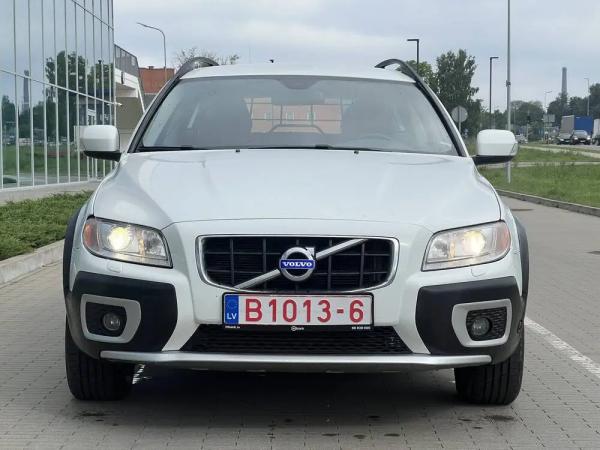 White Volvo XC70 2011 in Rezekne, with an engine capacity of 2.40 L and mileage of 334 thousand km for 7850 €, photo 1 on AUTOMOTO.COM.LV