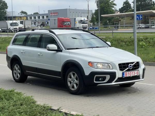 White Volvo XC70 2011 in Rezekne, with an engine capacity of 2.40 L and mileage of 334 thousand km for 7850 €, photo 3 on AUTOMOTO.COM.LV
