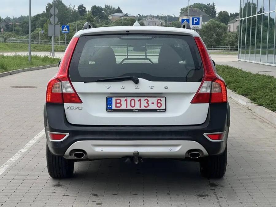 White Volvo XC70 2011 in Rezekne, with an engine capacity of 2.40 L and mileage of 334 thousand km for 7850 €, photo 7 on AUTOMOTO.COM.LV