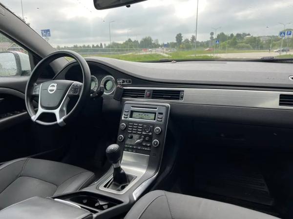 White Volvo XC70 2011 in Rezekne, with an engine capacity of 2.40 L and mileage of 334 thousand km for 7850 €, photo 9 on AUTOMOTO.COM.LV