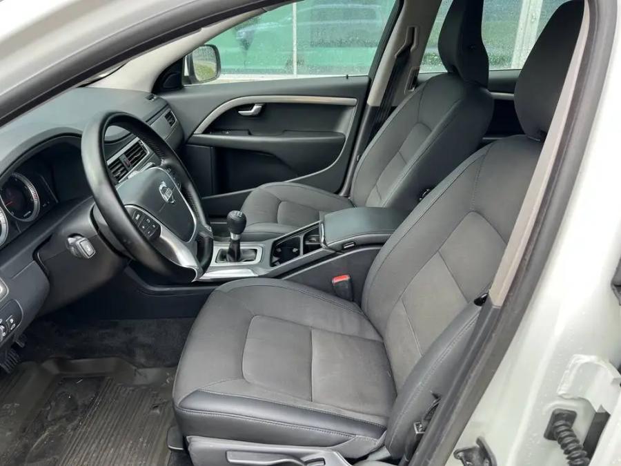 White Volvo XC70 2011 in Rezekne, with an engine capacity of 2.40 L and mileage of 334 thousand km for 7850 €, photo 11 on AUTOMOTO.COM.LV