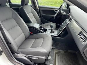 White Volvo XC70 2011 in Rezekne, with an engine capacity of 2.40 L and mileage of 334 thousand km for 7850 €, photo 12 on AUTOMOTO.COM.LV