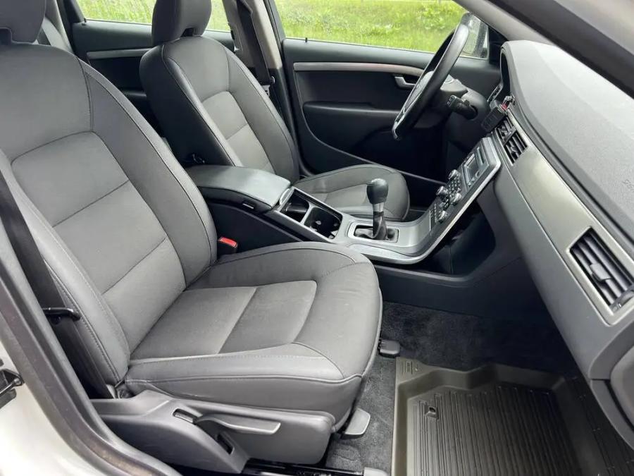 White Volvo XC70 2011 in Rezekne, with an engine capacity of 2.40 L and mileage of 334 thousand km for 7850 €, photo 12 on AUTOMOTO.COM.LV