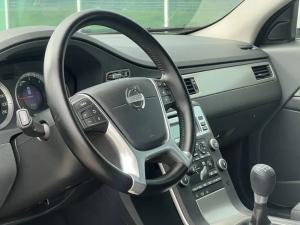 White Volvo XC70 2011 in Rezekne, with an engine capacity of 2.40 L and mileage of 334 thousand km for 7850 €, photo 13 on AUTOMOTO.COM.LV