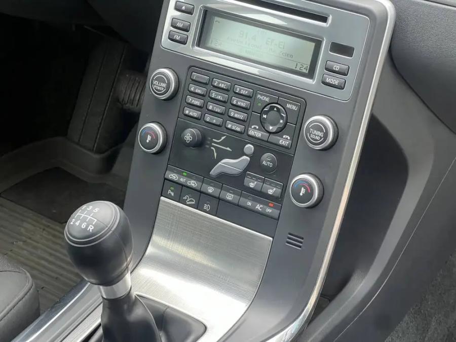White Volvo XC70 2011 in Rezekne, with an engine capacity of 2.40 L and mileage of 334 thousand km for 7850 €, photo 14 on AUTOMOTO.COM.LV