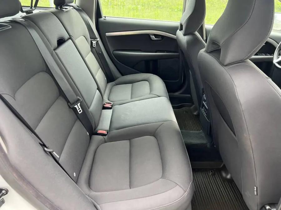 White Volvo XC70 2011 in Rezekne, with an engine capacity of 2.40 L and mileage of 334 thousand km for 7850 €, photo 19 on AUTOMOTO.COM.LV