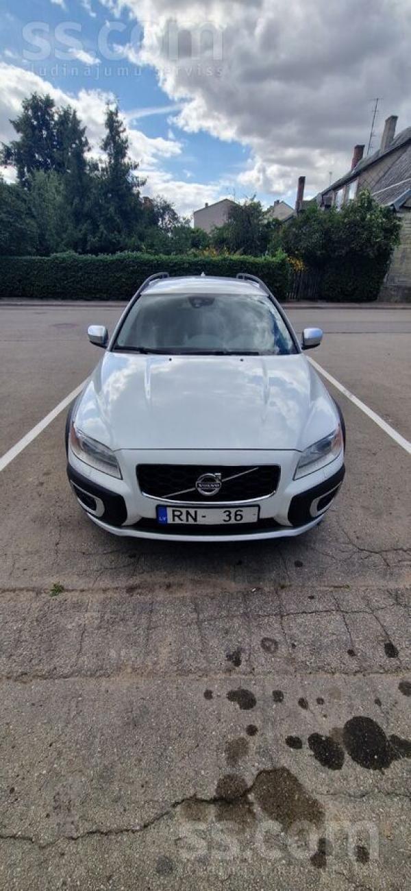 White Volvo XC70 2011 in Bauska, with an engine capacity of 2.40 L and mileage of 0 thousand km for 6700 €, photo 4 on AUTOMOTO.COM.LV