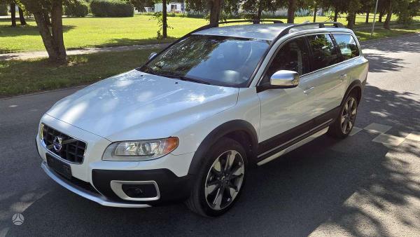 Volvo XC70 2011 in Panevezys on AUTOMOTO.COM.LV White Volvo XC70 2011 in Panevezys, with an engine capacity of 2.40 L and mileage of 400 thousand km for 7700 €, photo 3 on AUTOMOTO.COM.LV