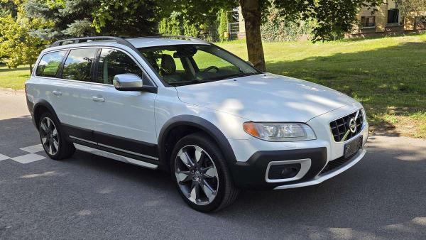 Volvo XC70 2011 in Panevezys on AUTOMOTO.COM.LV White Volvo XC70 2011 in Panevezys, with an engine capacity of 2.40 L and mileage of 400 thousand km for 7700 €, photo 5 on AUTOMOTO.COM.LV