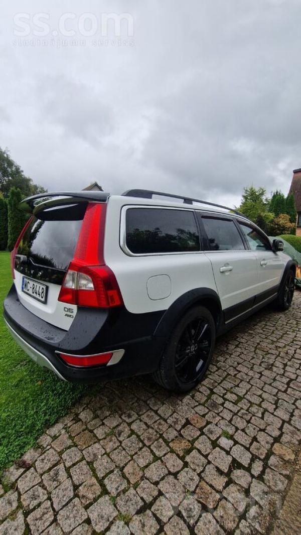 White Volvo XC70 2011 in Riga, with an engine capacity of 2.40 L and mileage of 287 thousand km for 7488 €, photo 3 on AUTOMOTO.COM.LV