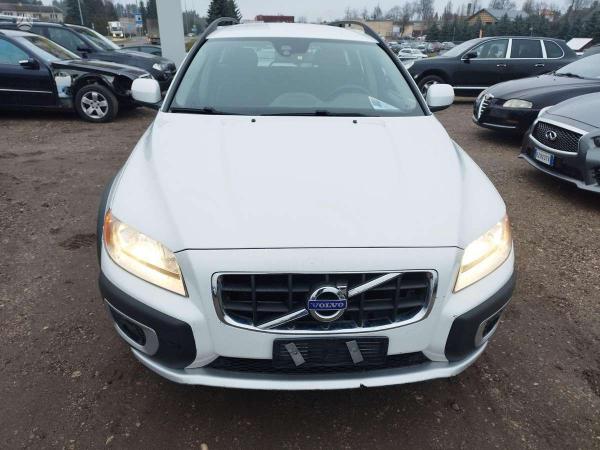 Balts Volvo XC70 2012 Utena, ar dzinēja tilpumu 2.40 L un nobraukumu 439 tūkst. km par 4300 €, foto 8 vietnē AUTOMOTO.COM.LV